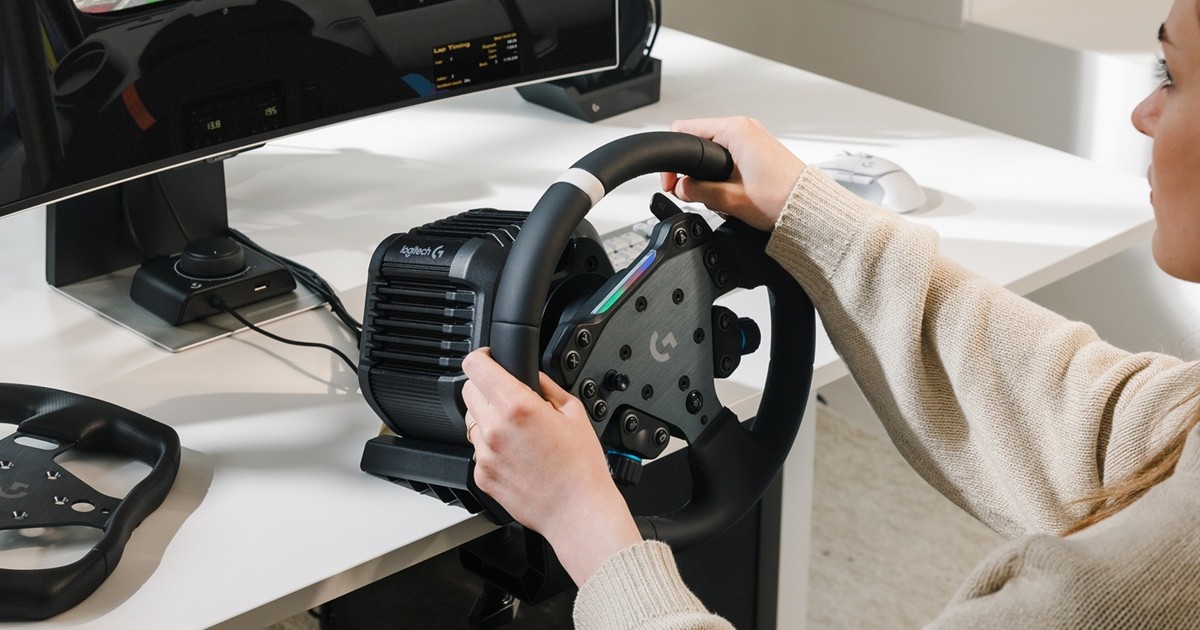 Új szintre emeli a versenyzés élményét a Logitech RS50 kormány és pedál ...
