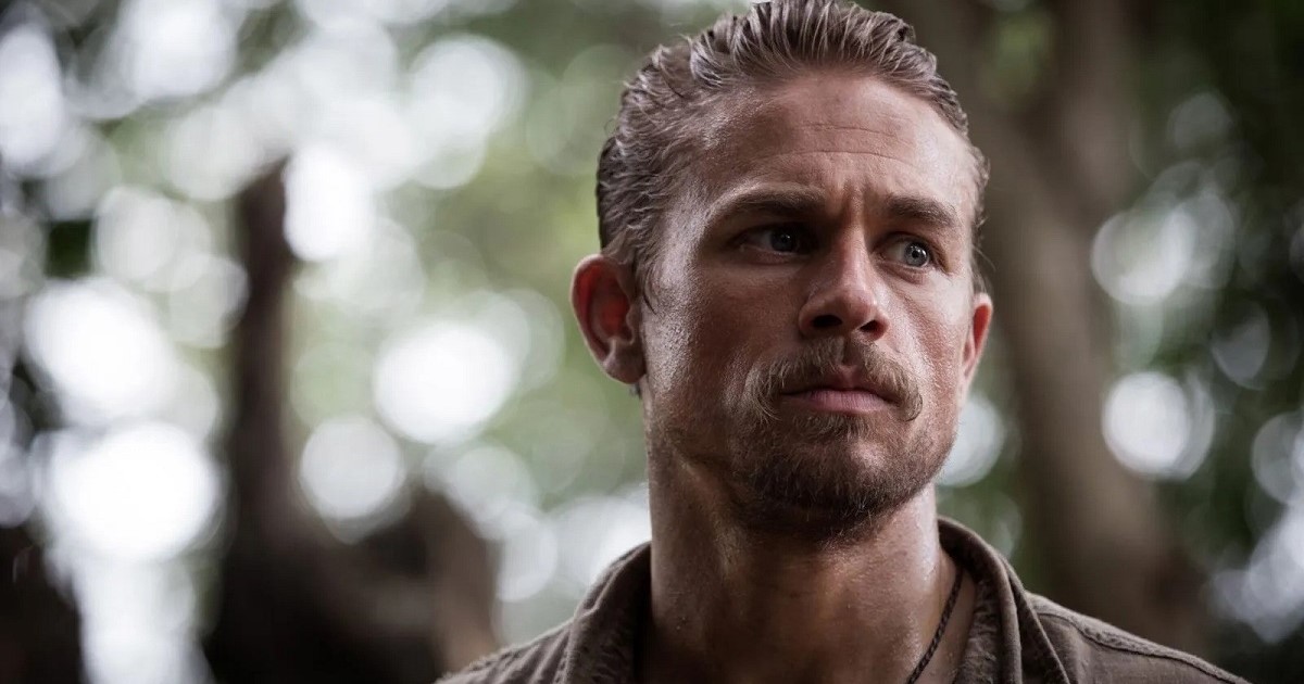 Charlie Hunnam felismerhetetlen Ed Gein szerepében a Szörnyeteg 3. évadában